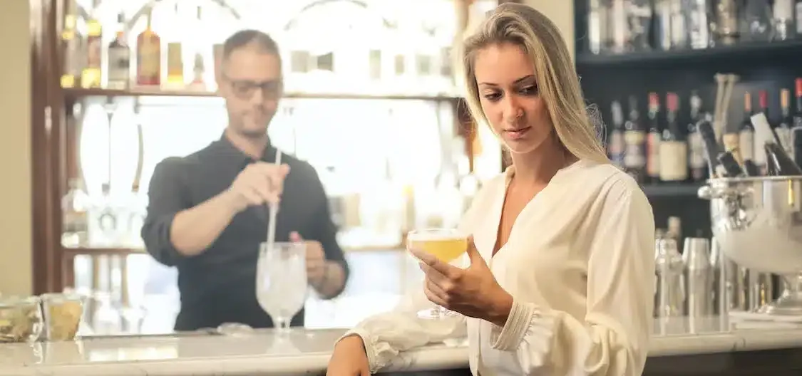 Bartender injuries: How to avoid them at work?